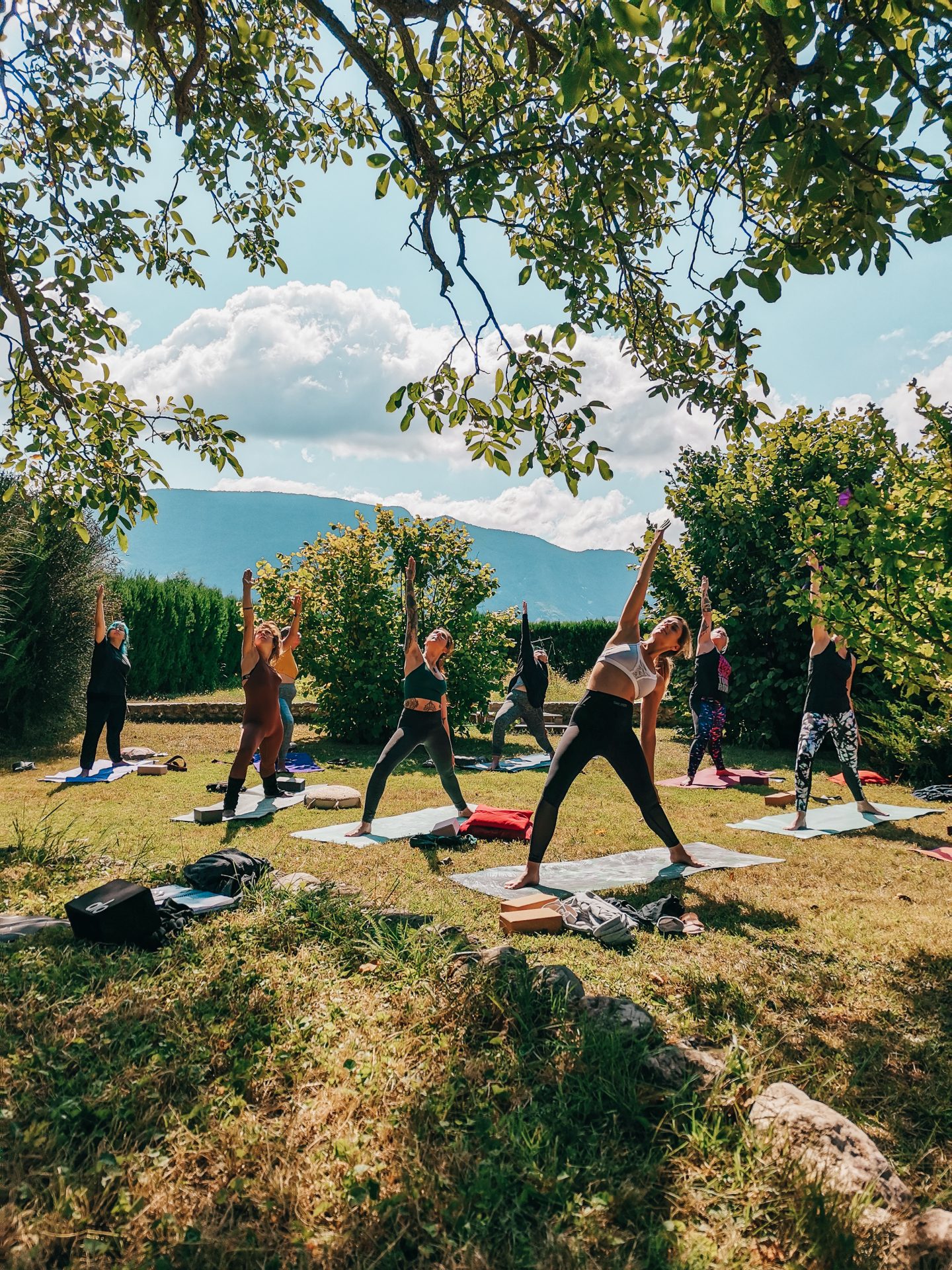 10 Postures de yoga assises pour débutants | Simples et Efficaces